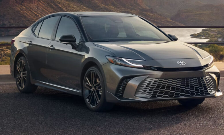 Toyota Camry Hybrid 2025 surpreende com consumo de 25 km/l