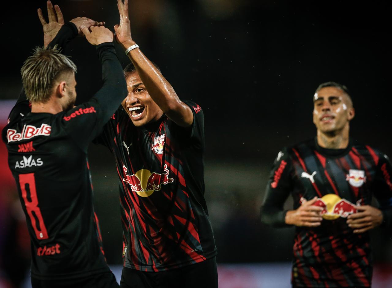 Bragantino passa por cima do Corinthians com tranquilidade